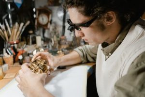 How to Clean a Mechanical Clock Movement (Step-by-Step Guide) - Sofly